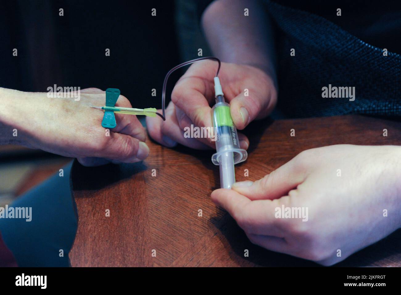 Private nurse performs a blood test at home in an elderly person Stock ...