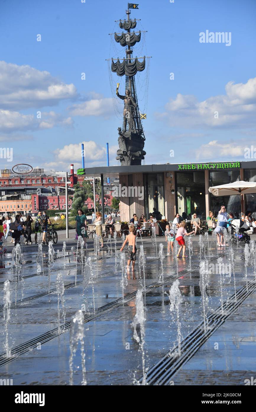 Moscow. Children play with dry fountains in the park Muzeon Stock Photo ...