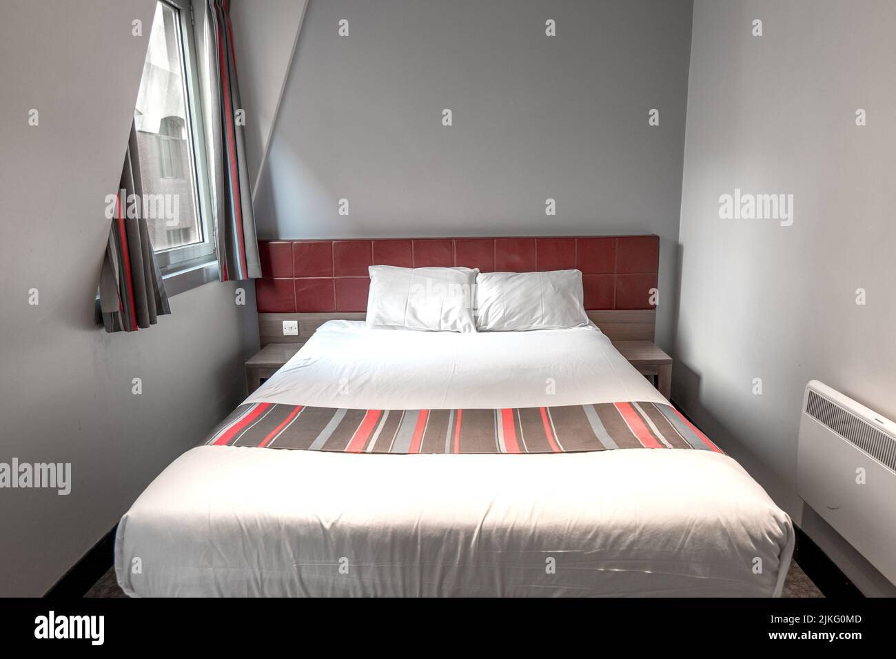 Hotel room with double bed and tv desk. Basic room at Travelodge London ...