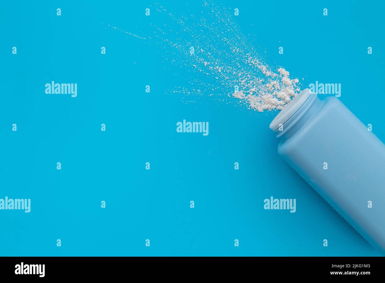 Talcum powder in container. Spilled white powder Stock Photo - Alamy