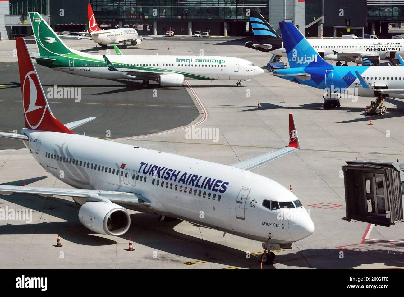 27.03.2022, Turkey, , Istanbul - Turkish Airlines and Iraqi Airways ...