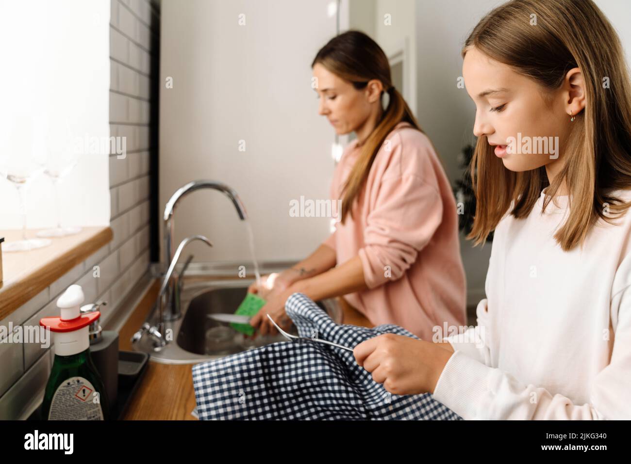 Daughter washing dishes hi-res stock photography and images - Alamy