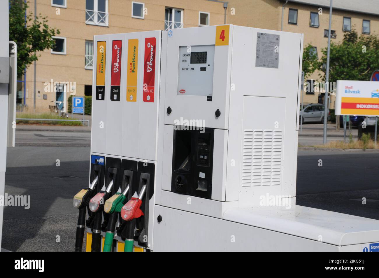 Sheel petrol station hi-res stock photography and images - Alamy