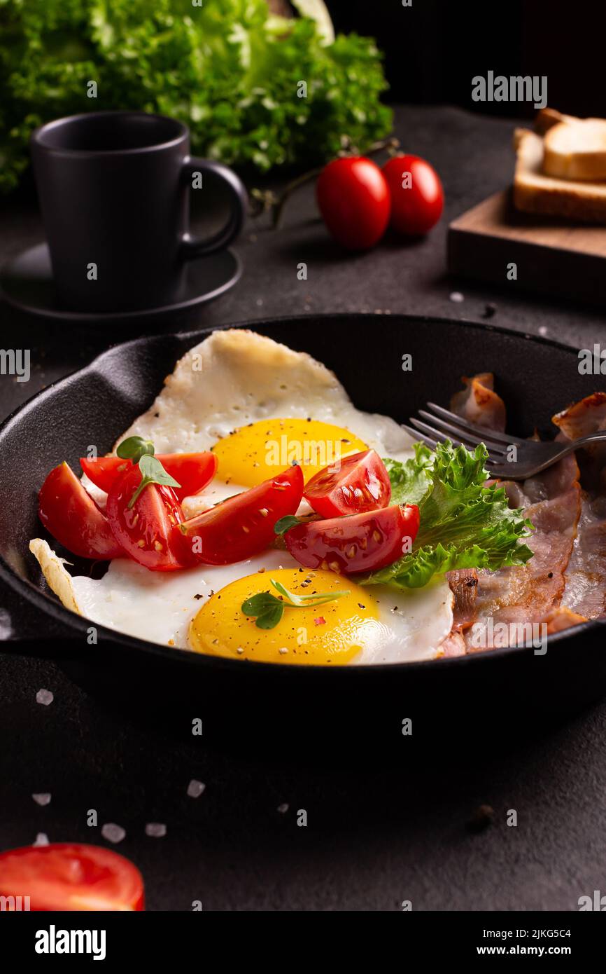 American breakfast with eggs and bacon Stock Photo - Alamy