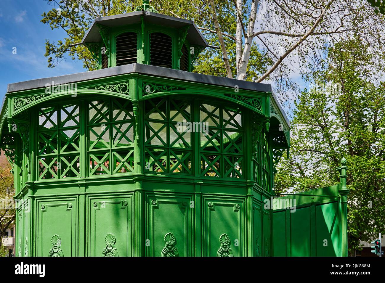 "Cafe Achteck" - cafe octagon is a Berlin nickname for a typical public ...