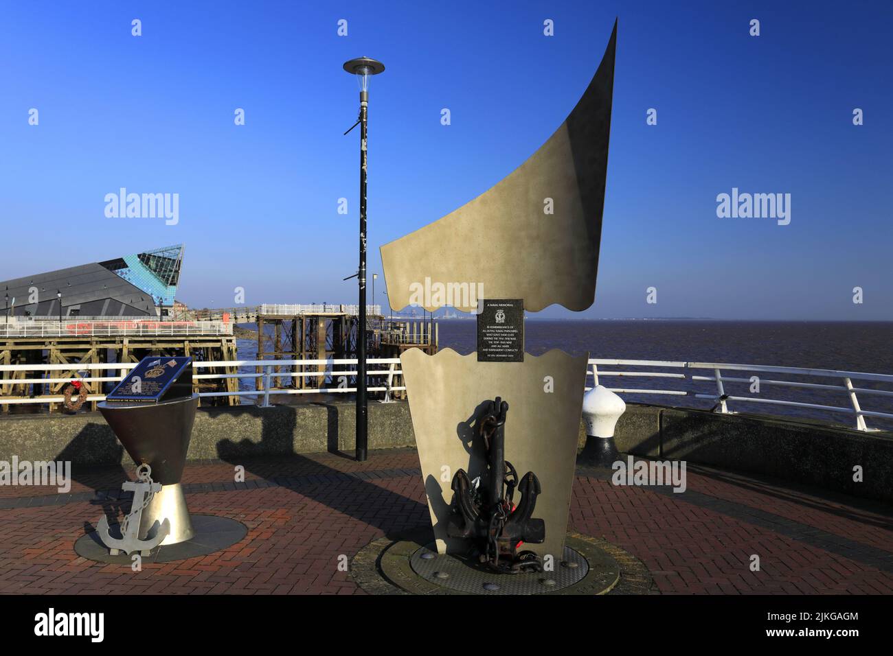 Sculptures in hull hi-res stock photography and images - Alamy