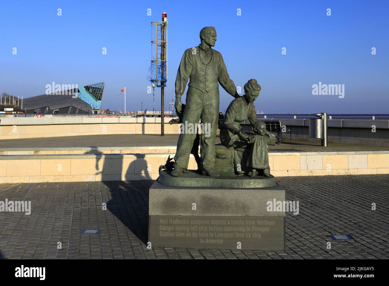 Statues in hull hi-res stock photography and images - Alamy