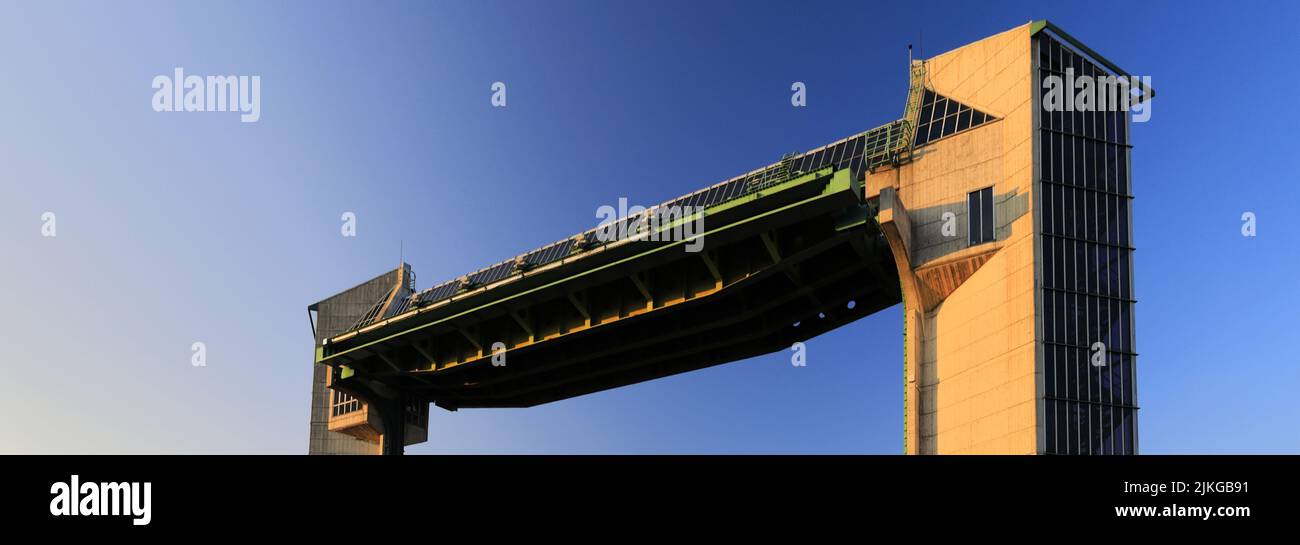 Scale lane bridge hull hi-res stock photography and images - Alamy
