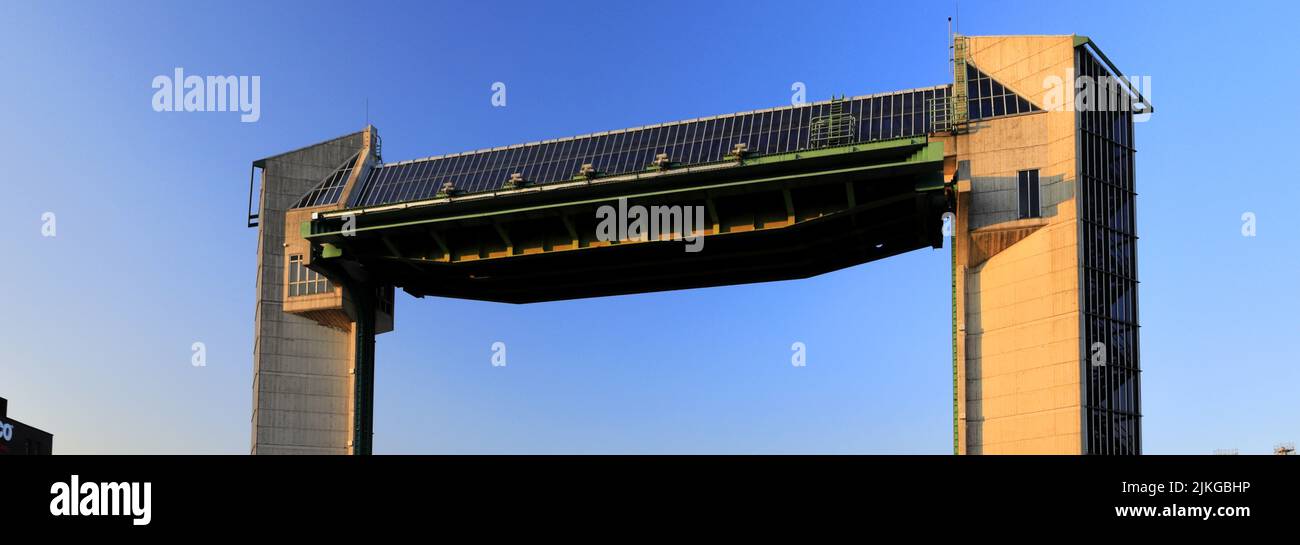 Scale lane bridge hull hi-res stock photography and images - Alamy