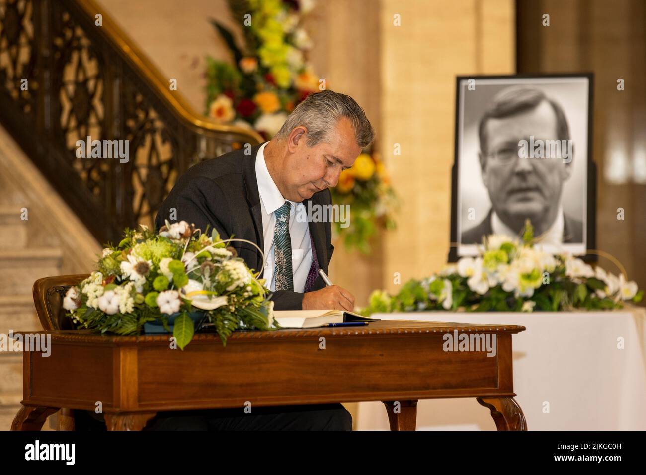 David trimble at parliament buildings hi-res stock photography and ...