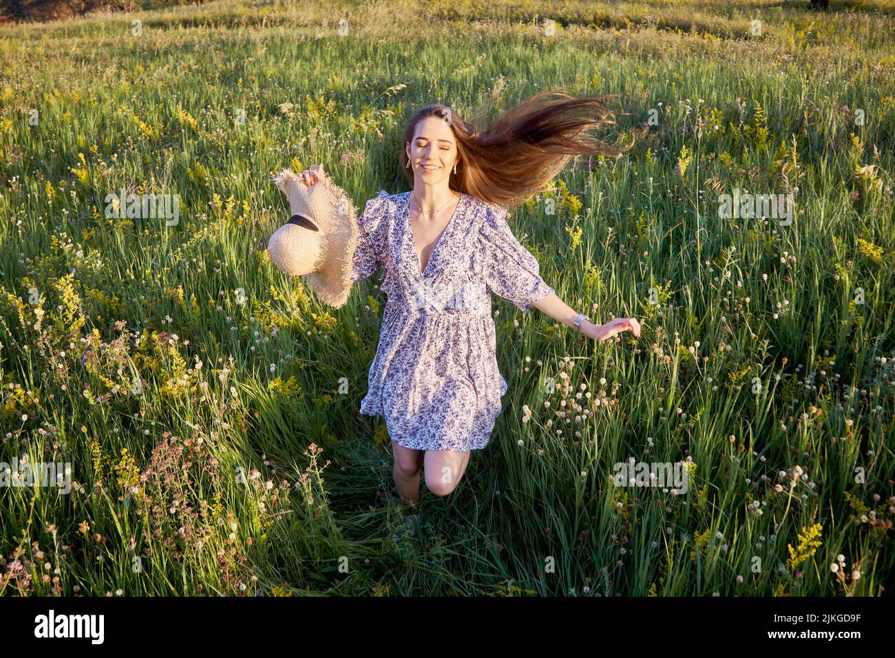 beautiful young girl with a straw hat in nature Stock Photo - Alamy