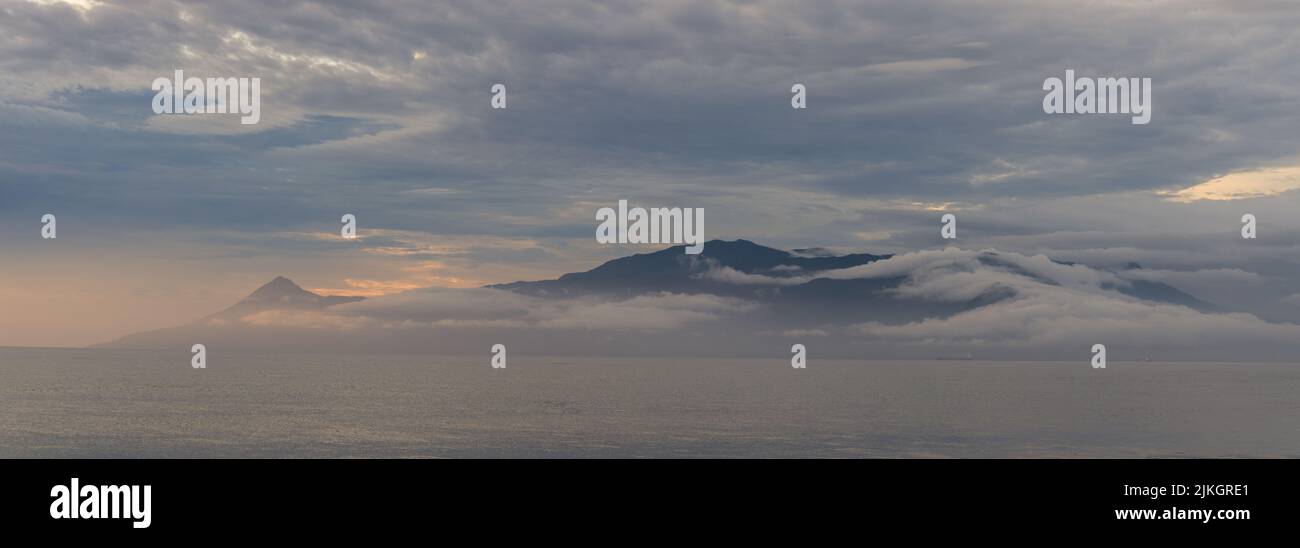 Gray snow sky hi-res stock photography and images - Alamy