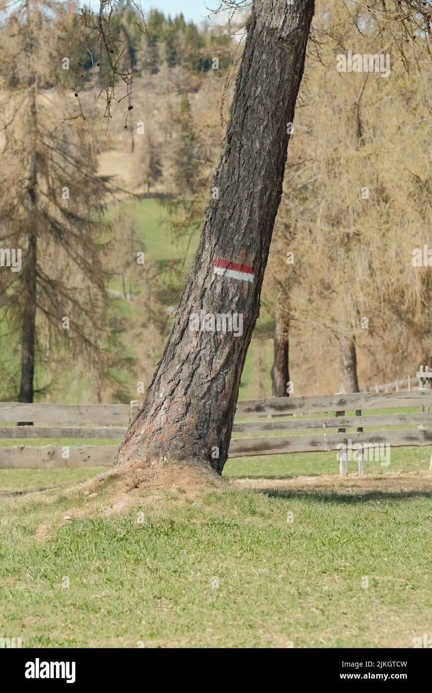 Red trail sign hi-res stock photography and images - Alamy