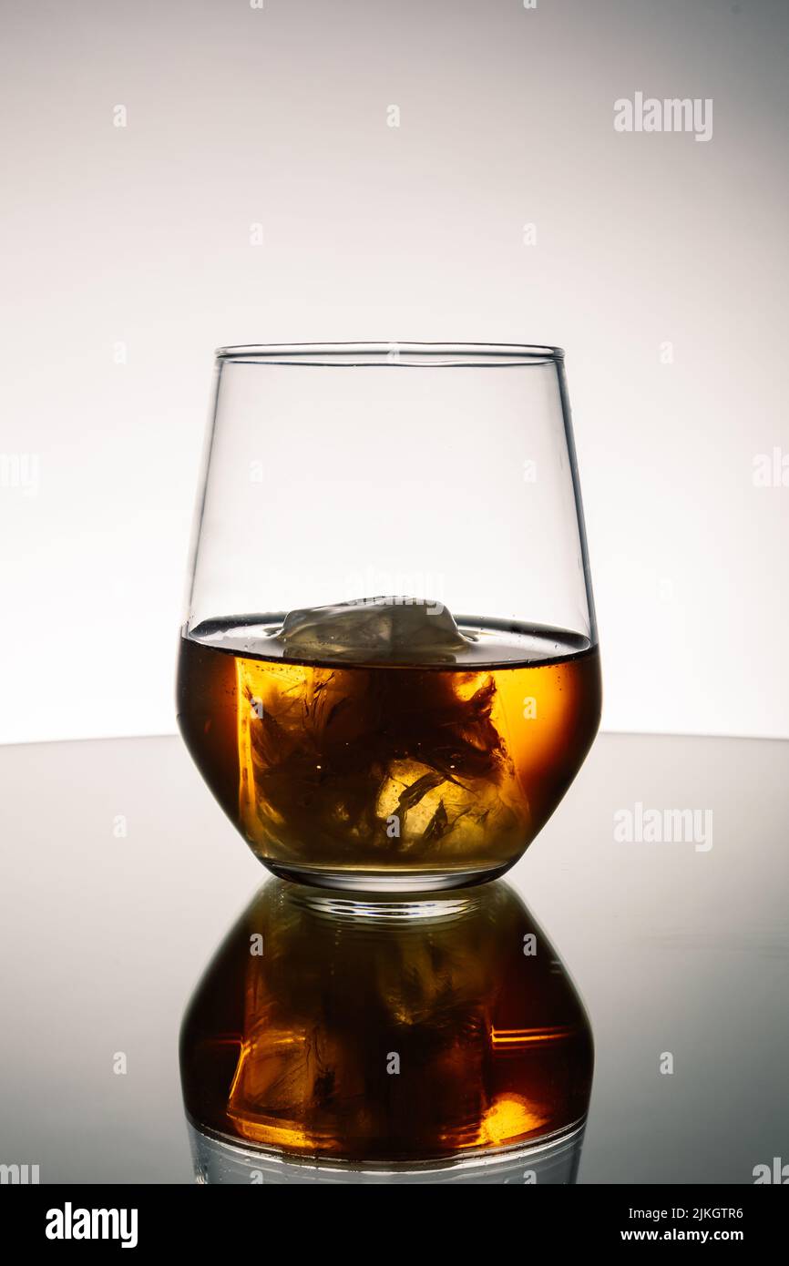 Whiskey on the rocks hi-res stock photography and images - Alamy