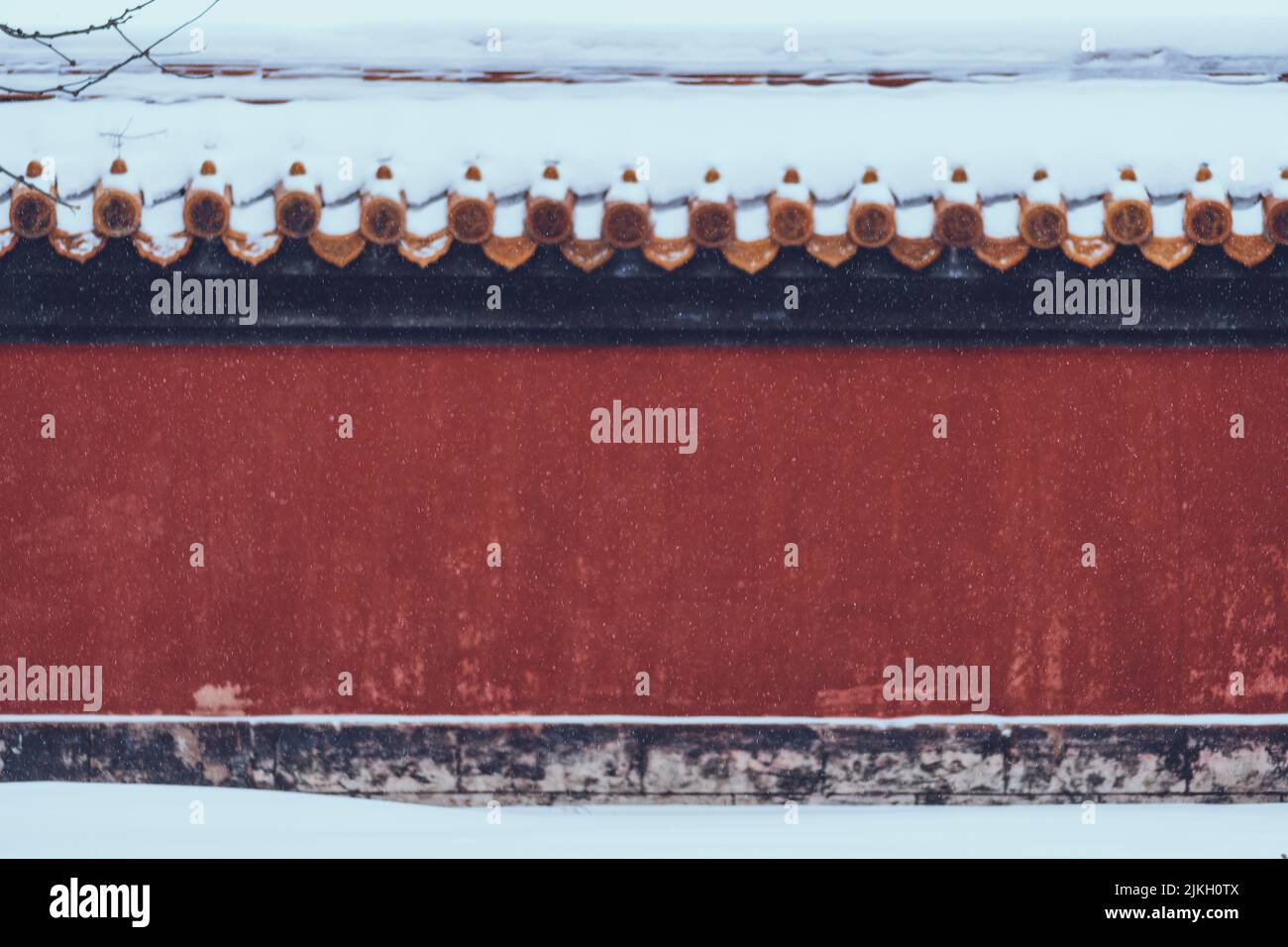 A building's rooftop covered with snow in winter Stock Photo - Alamy