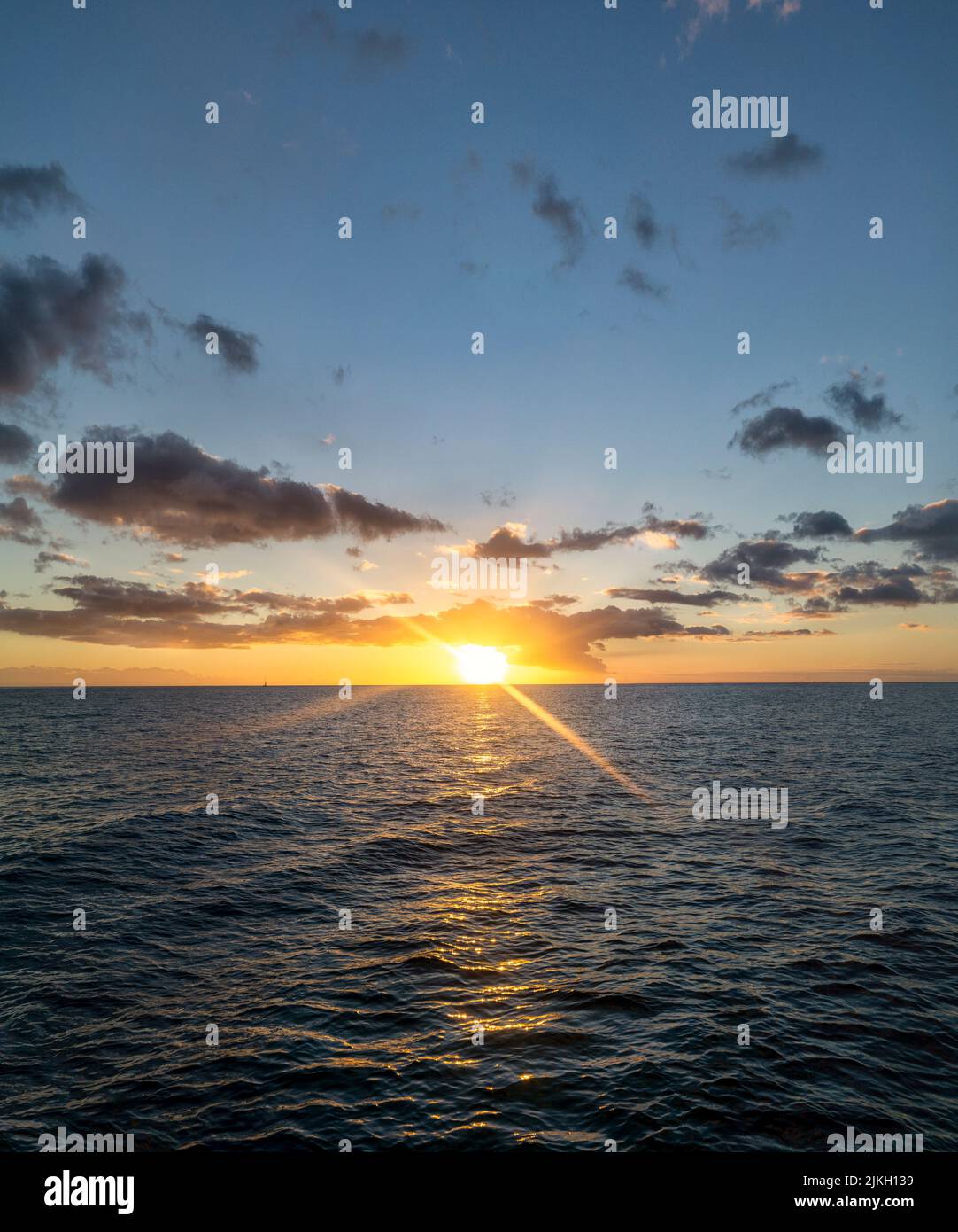 Blue ocean waves sky clouds hi-res stock photography and images - Alamy
