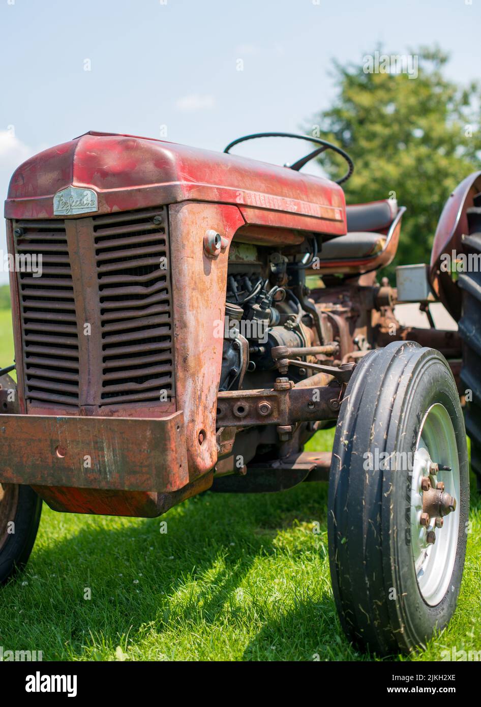 Old rusty red tractor hi-res stock photography and images - Alamy