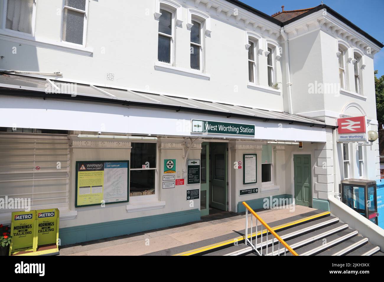 WORTHING IN WEST SUSSEX SHOWING WEST WORTHING RAILWAY STATION Stock ...