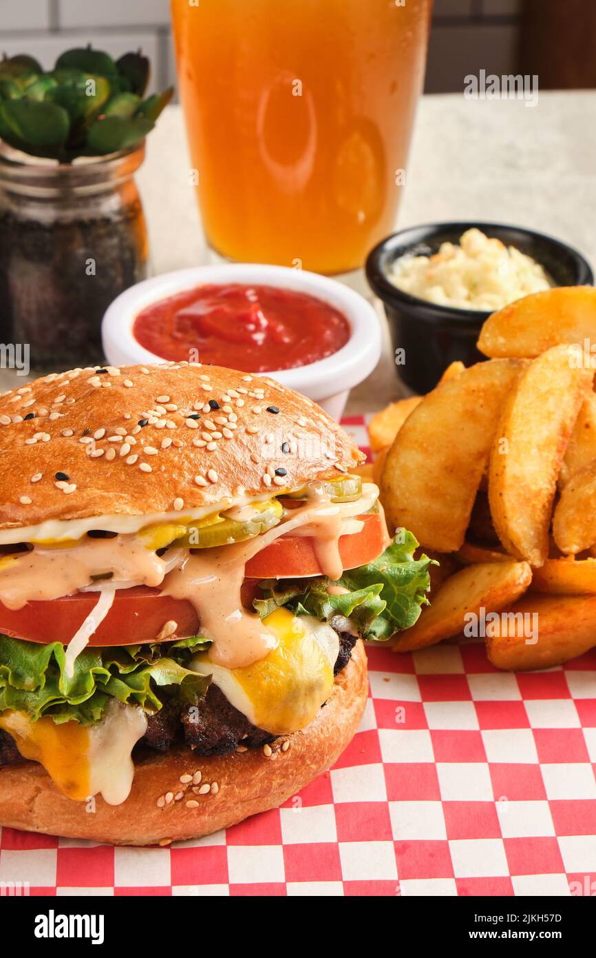 Tasty cheeseburger hi-res stock photography and images - Alamy