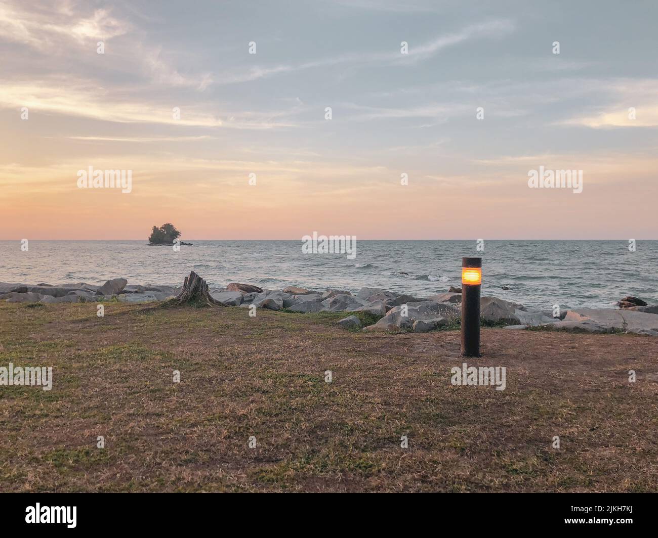 Rocky beach front hi-res stock photography and images - Alamy
