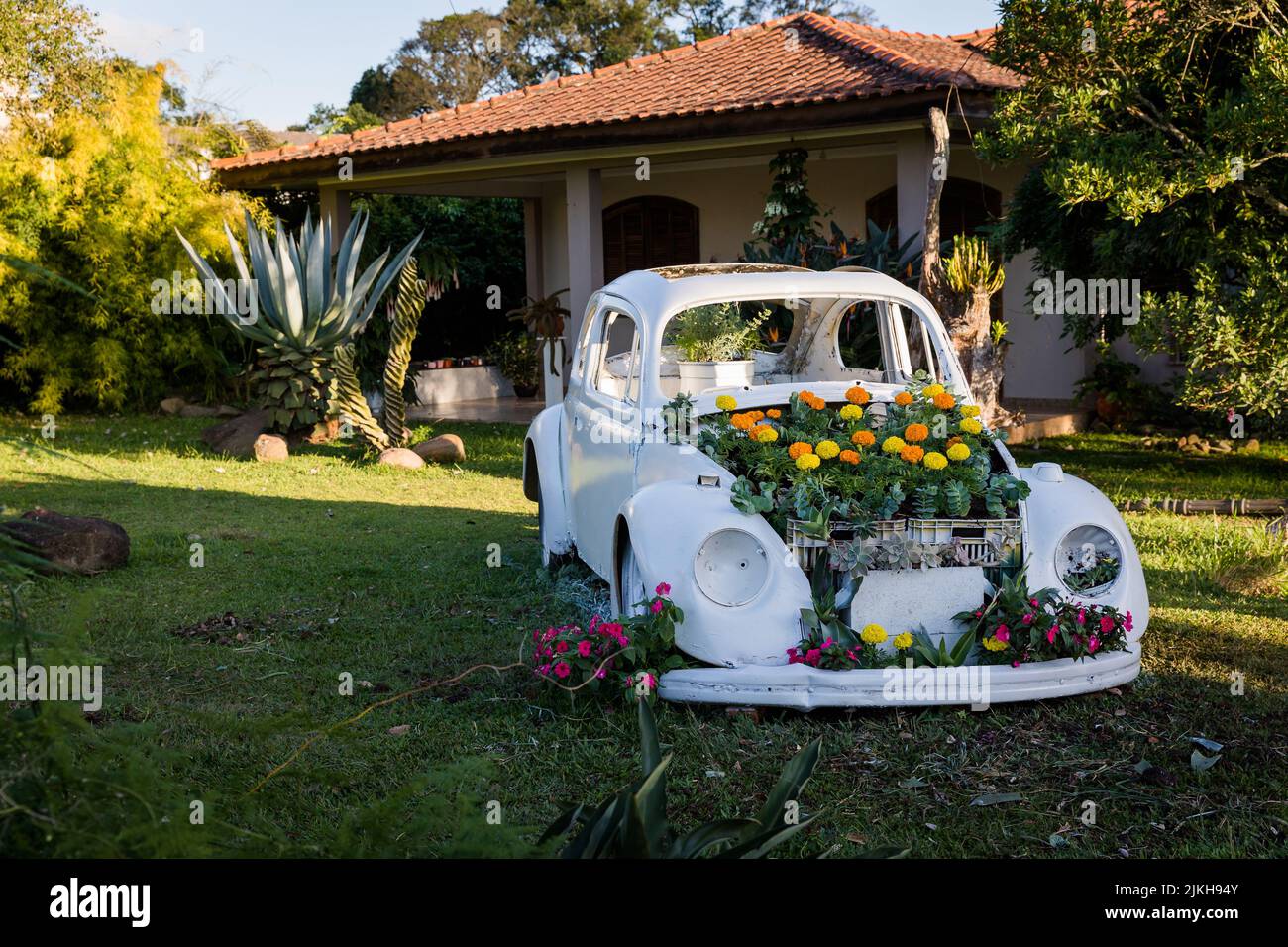 Car decorated with flowers hi-res stock photography and images - Alamy