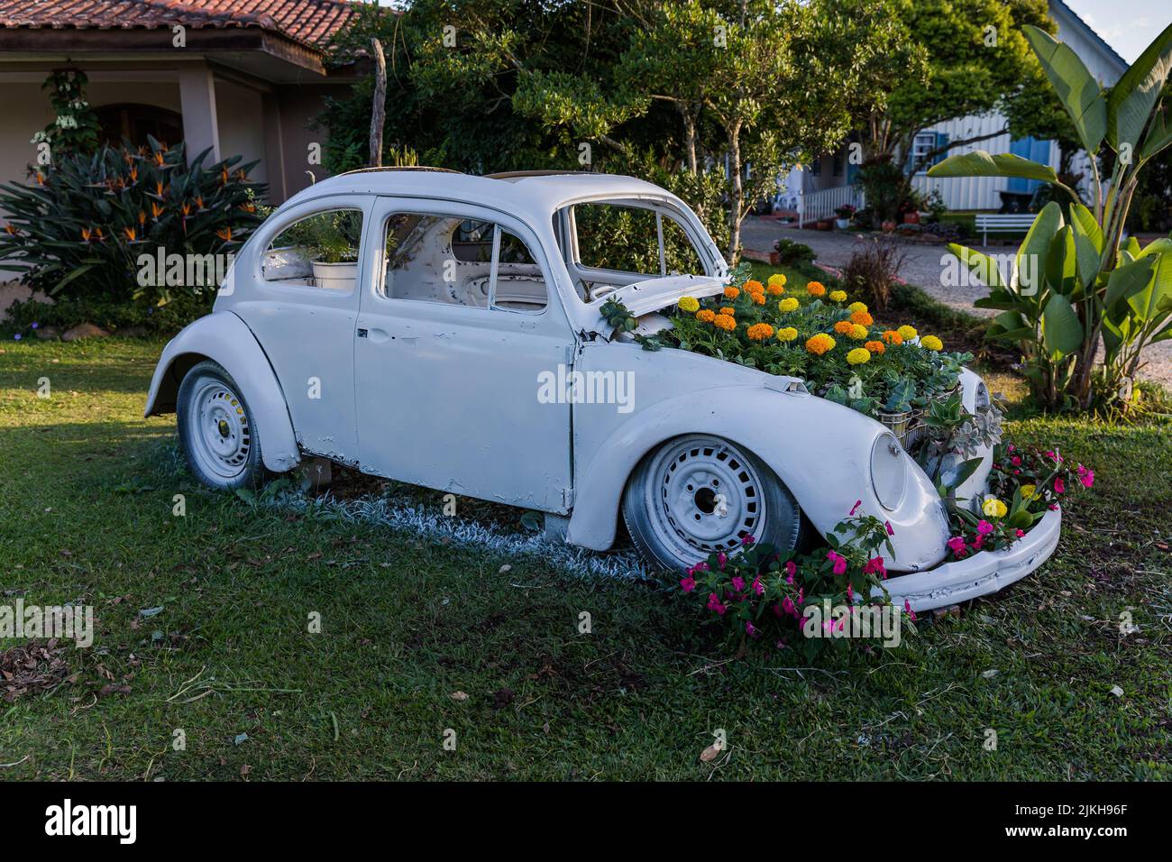 Car decorated with flowers hi-res stock photography and images - Alamy