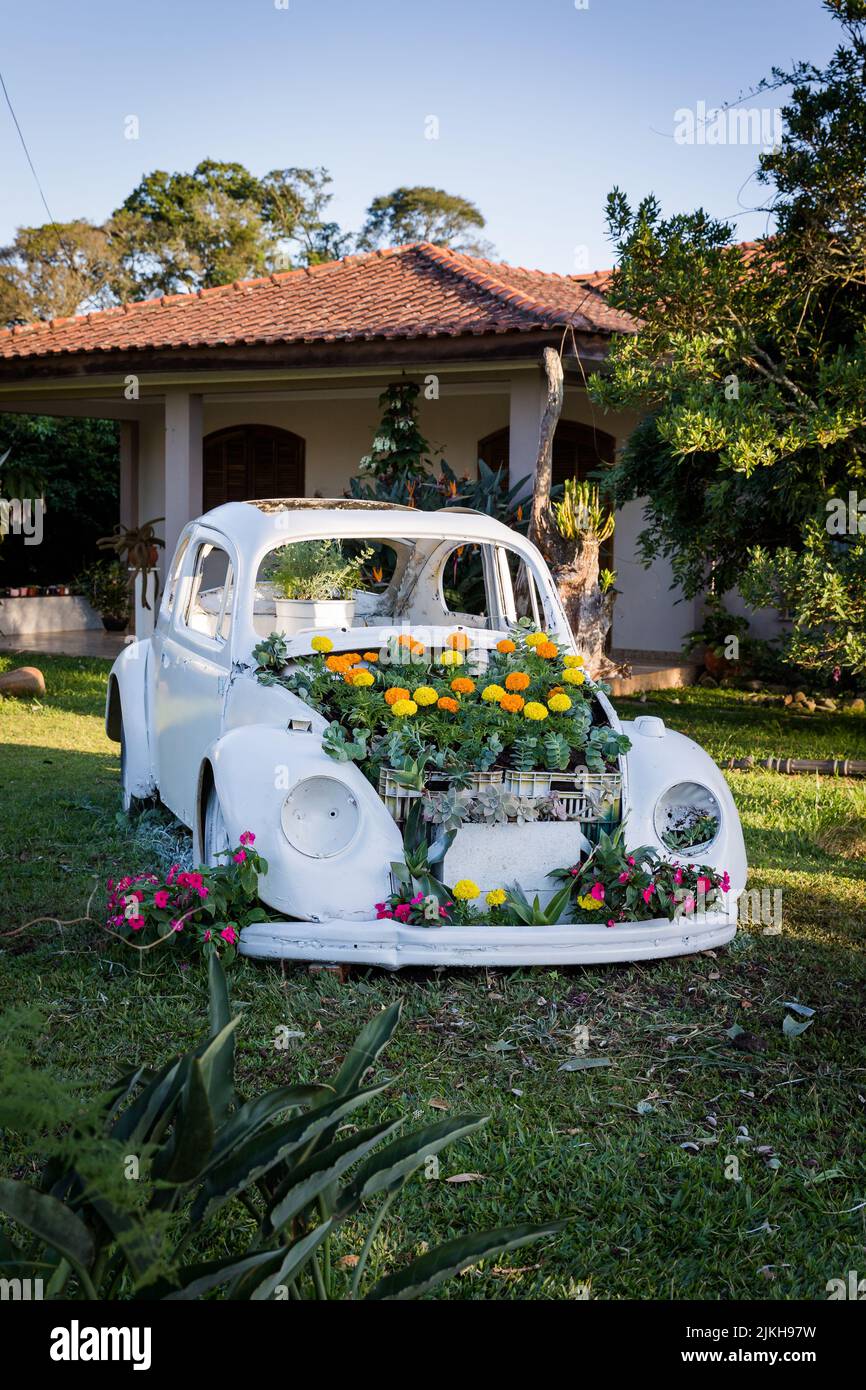 Car decorated with flowers hi-res stock photography and images - Alamy