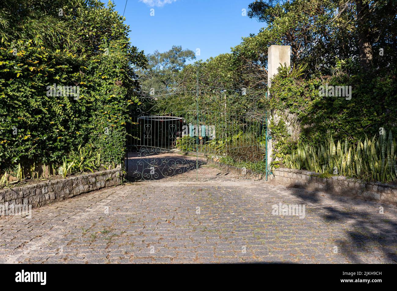 Green park gates hi-res stock photography and images - Alamy