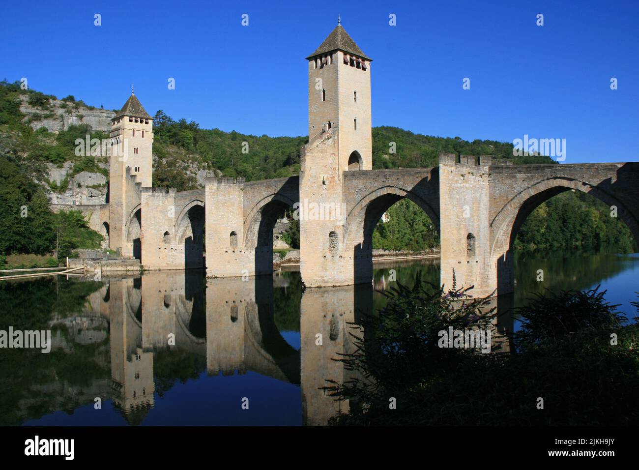 valentré bridge and river lot in cahors in france Stock Photo - Alamy