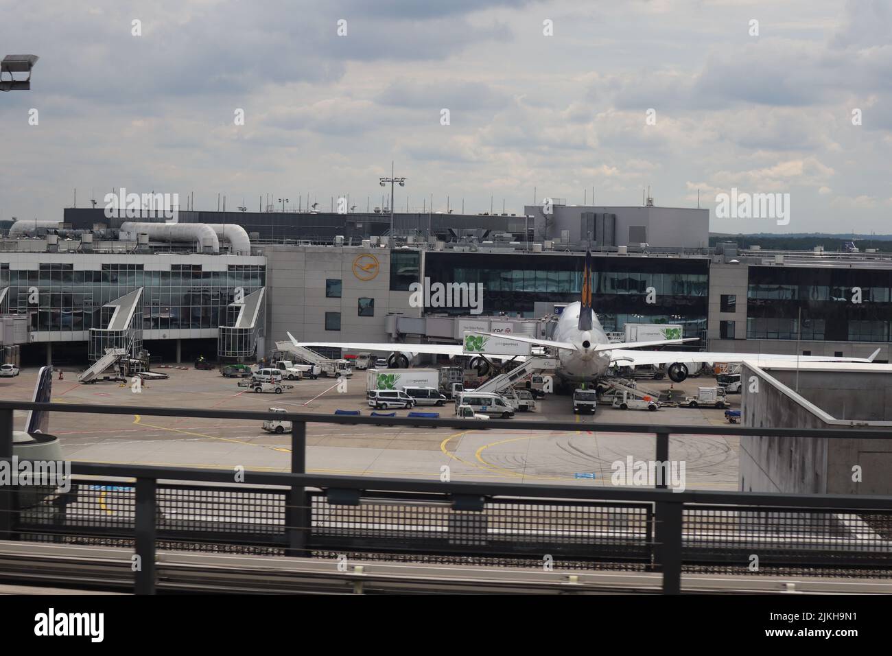 multiple airplanes at the airfield of the airport Stock Photo - Alamy