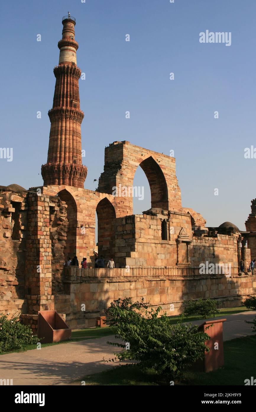 muslim building (minaret called qutb minar) in new delhi (india Stock ...