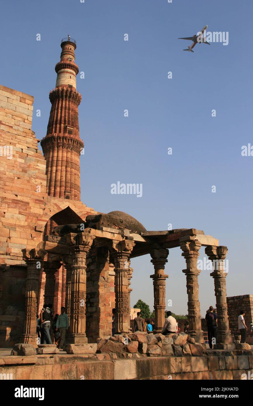 muslim building (minaret called qutb minar) in new delhi (india Stock ...