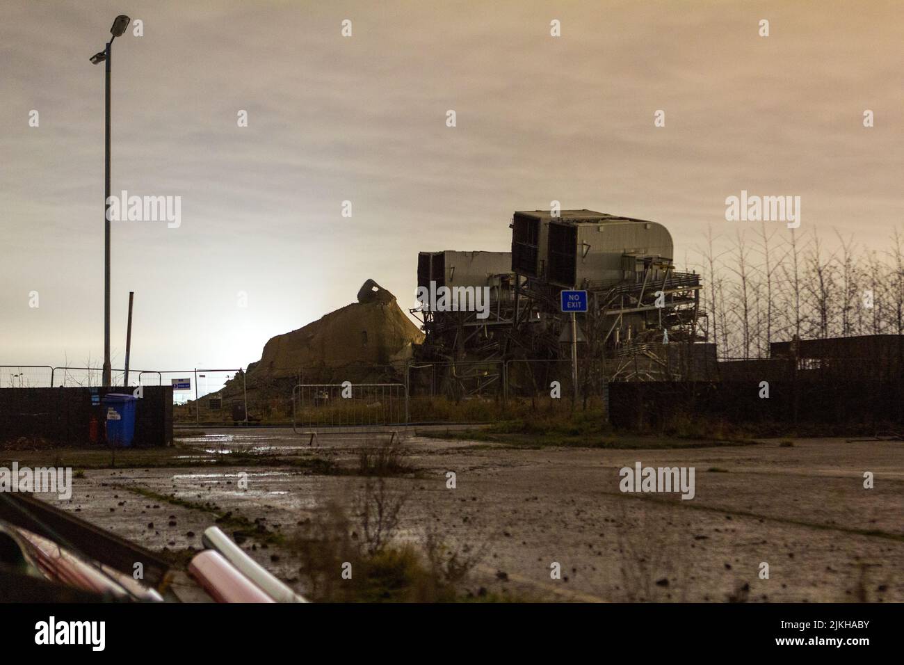 The demolition of the Longannet power station chimney blowing up Stock ...