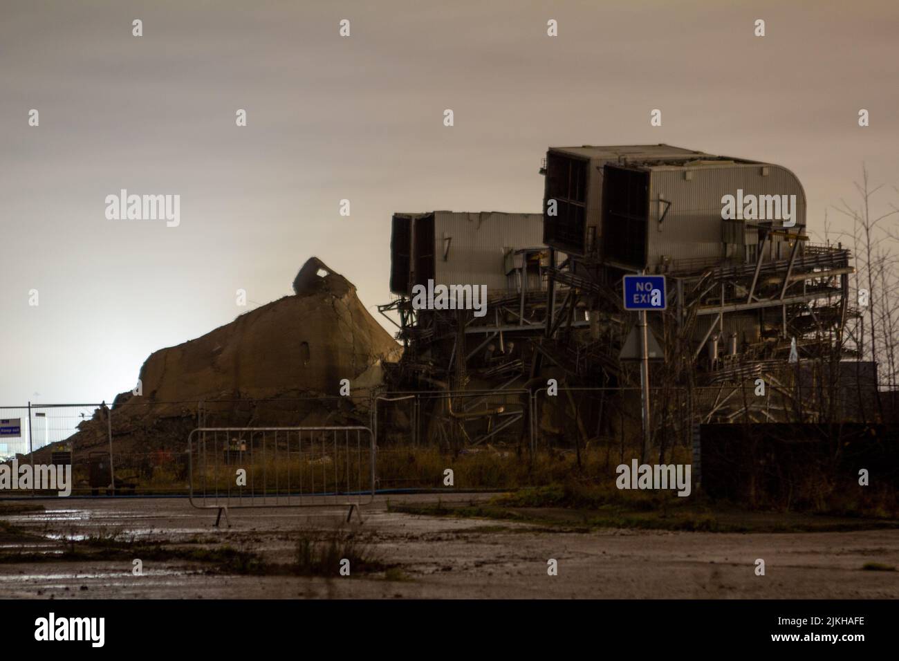 The demolition of the Longannet power station chimney blowing up Stock ...