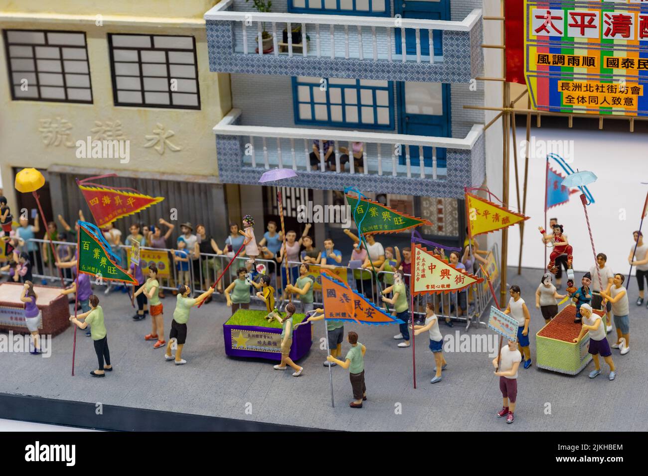 A mini exhibition of people watching a street performance in Hong Kong ...