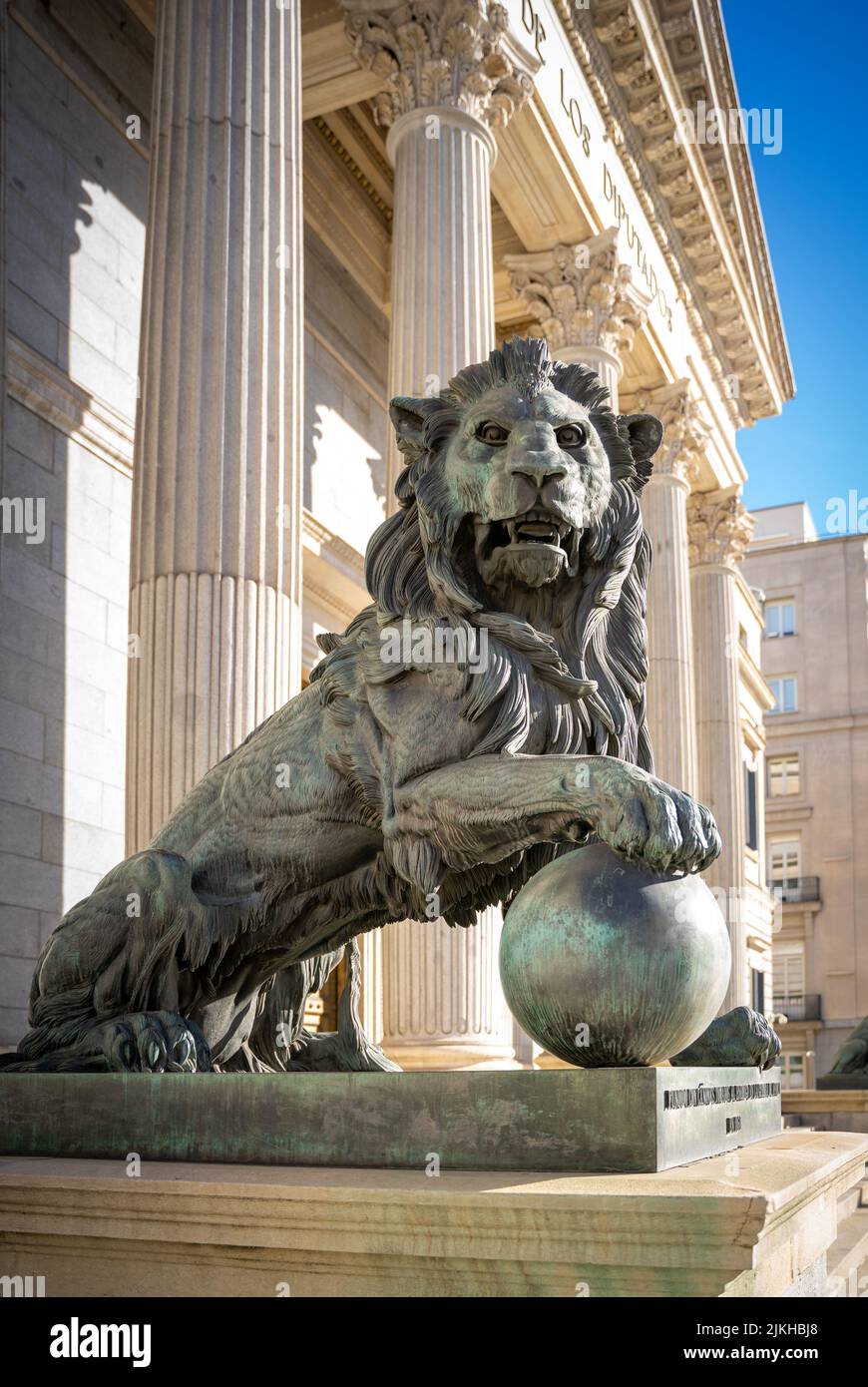 Statue de lion architecture hi-res stock photography and images - Alamy