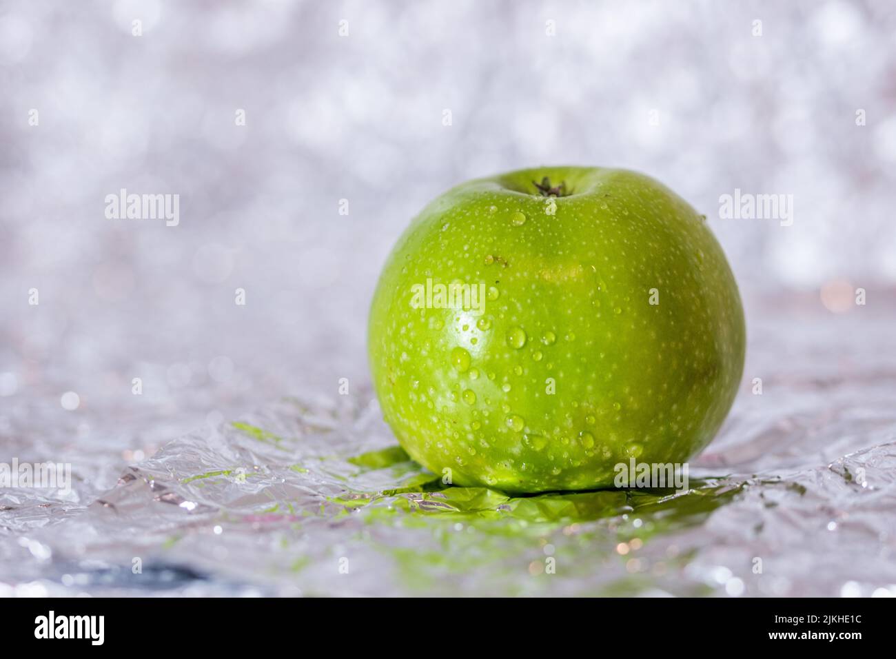 Wet green apple hi-res stock photography and images - Alamy