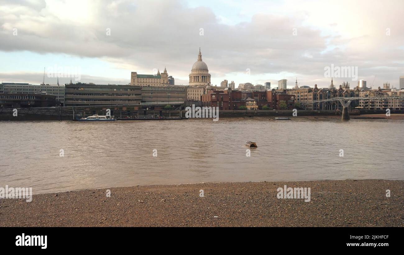 A beautiful sunset at river Thames in the city center of London Stock ...