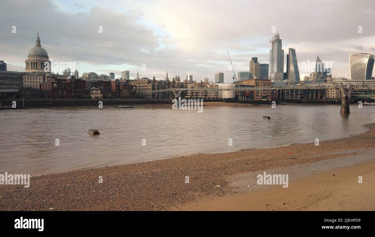 A beautiful sunset at river Thames with buildings in the city center of ...