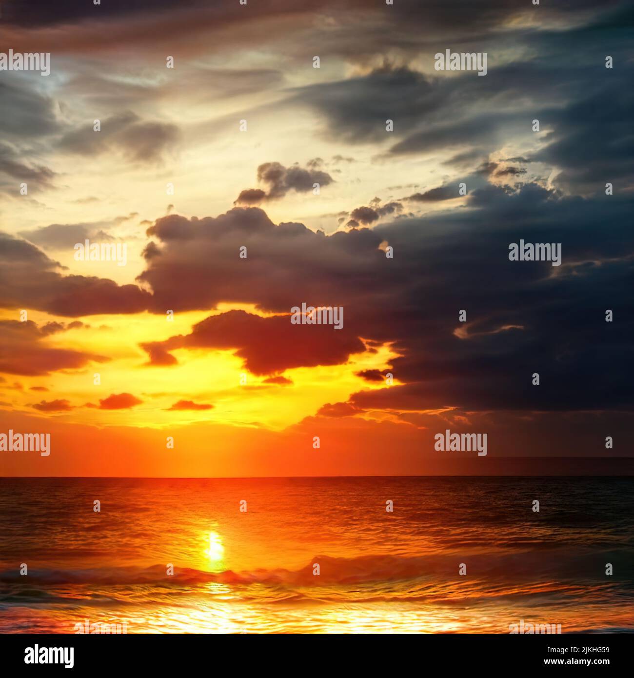 A scenic view of a beautiful sunset above a tranquil sea Stock Photo ...