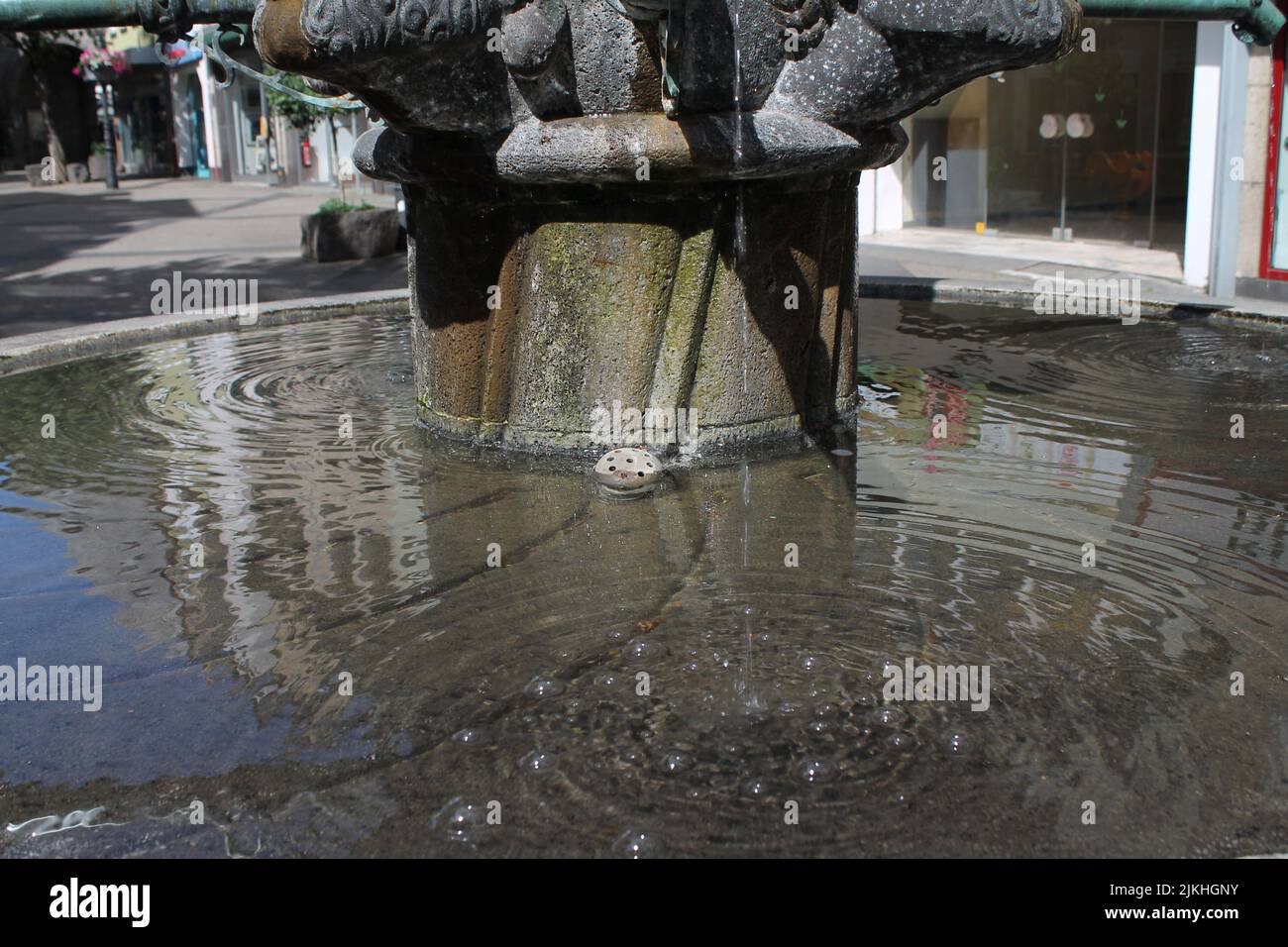 water drops falling out of a fountain Stock Photo - Alamy