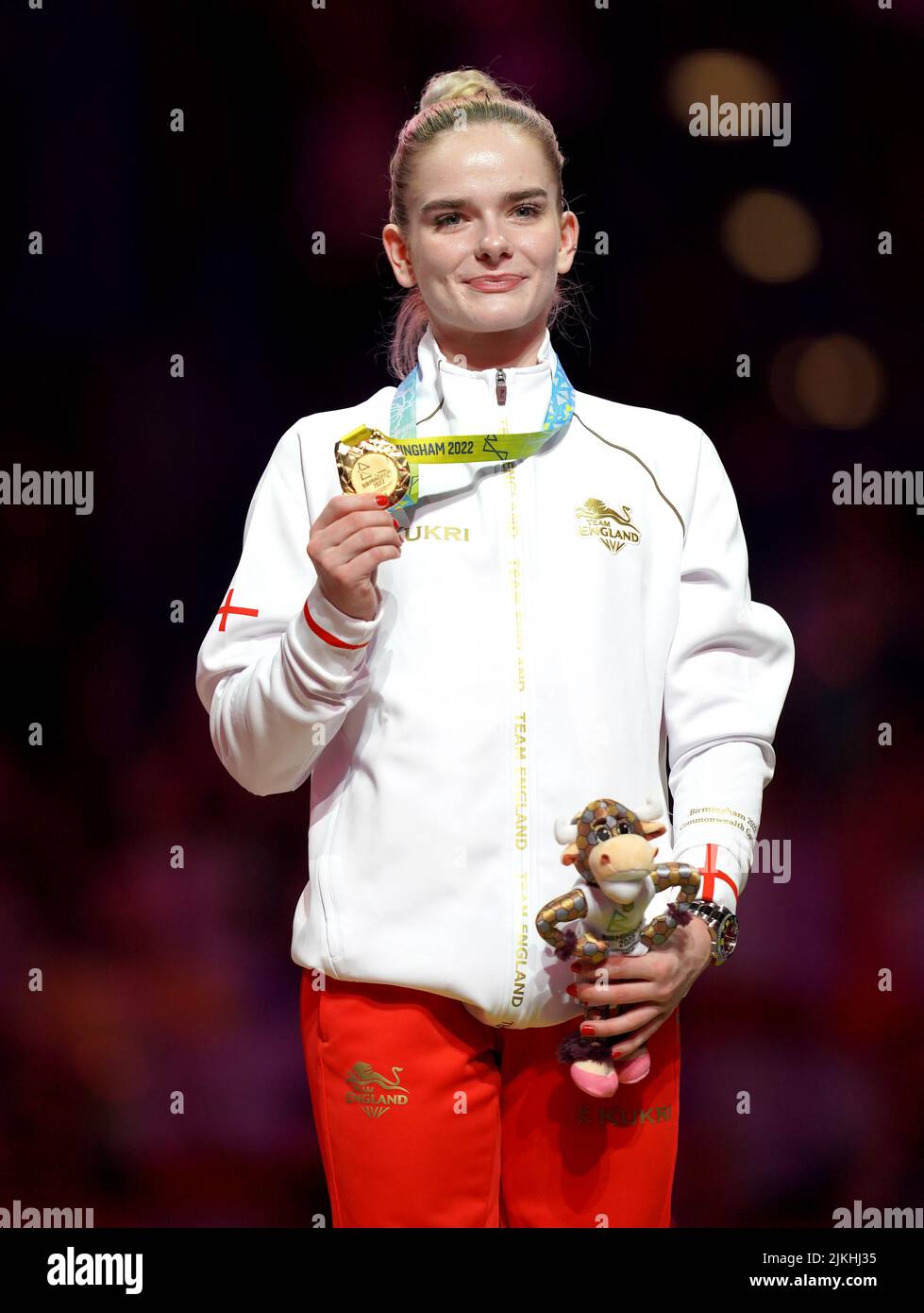 England's Alice Kinsella with the gold medal after finishing 1st in the ...