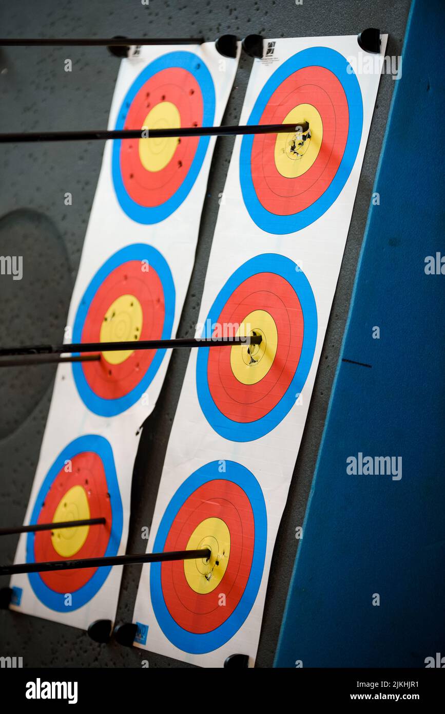 Shot with arrows hi-res stock photography and images - Alamy