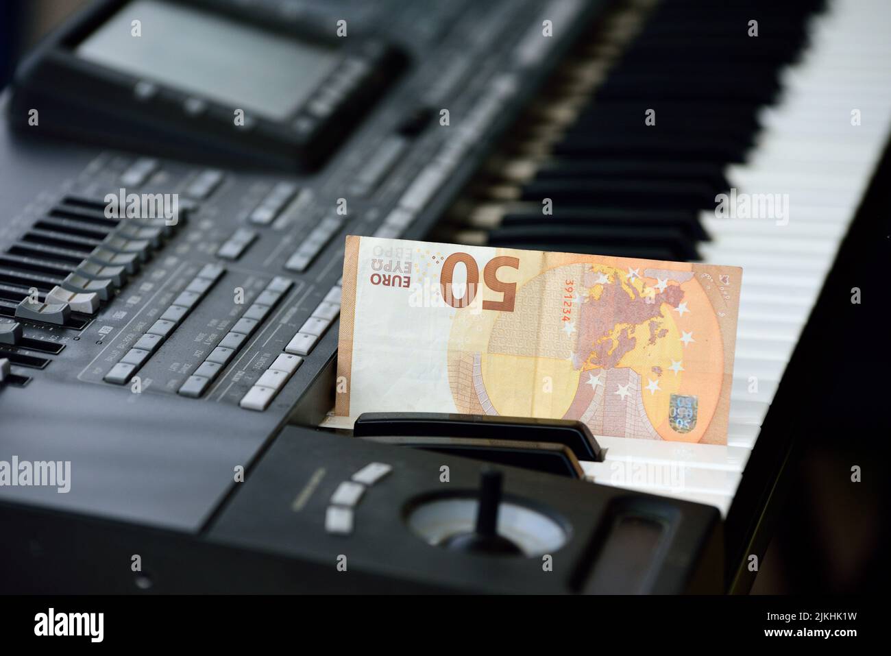 Synthesizer instrument hi-res stock photography and images - Alamy