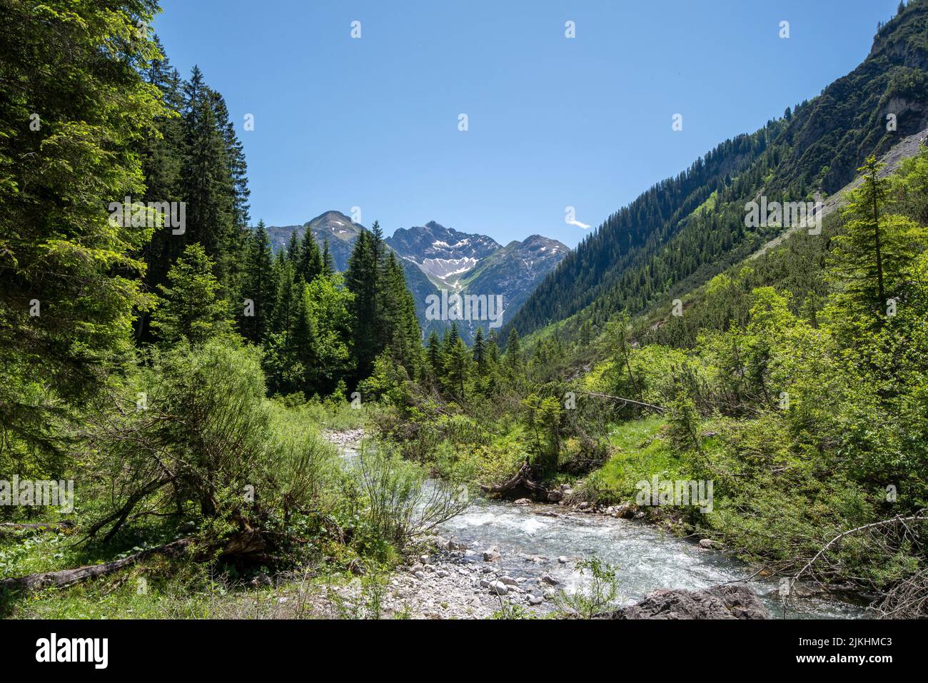 On small paths it goes down into the Lechtal, long-distance hiking ...