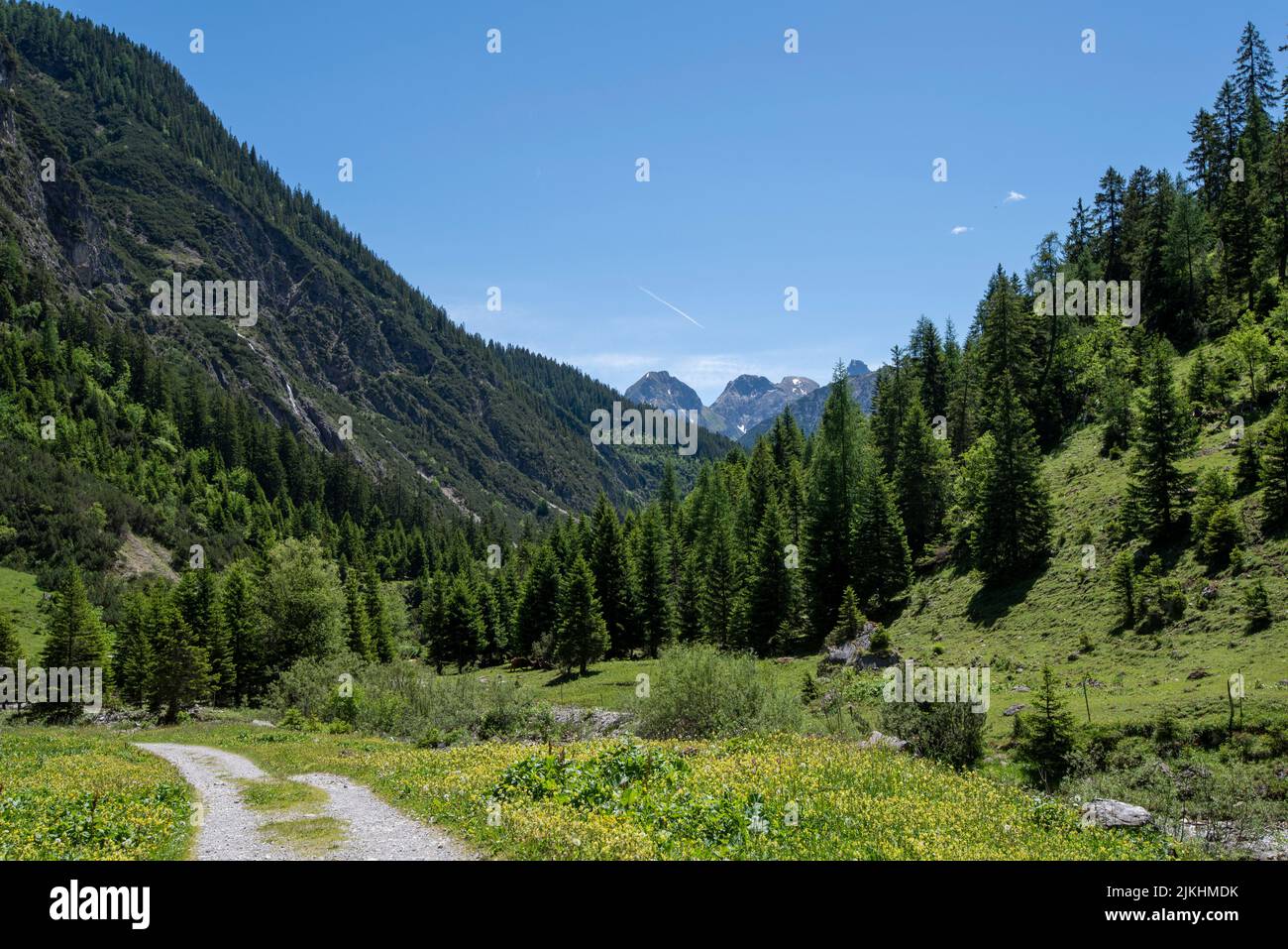On small paths it goes down into the Lechtal, long-distance hiking ...