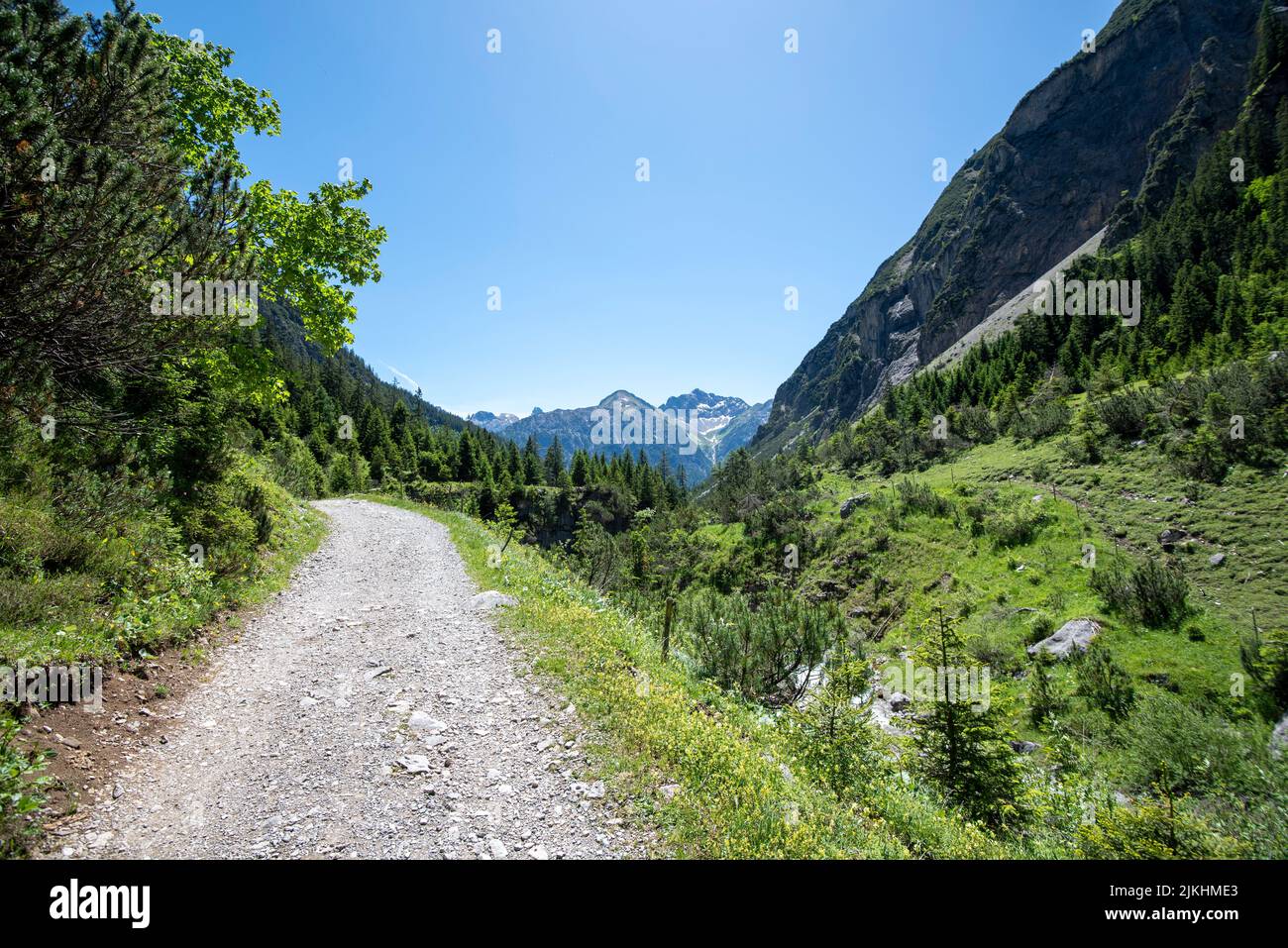 On small paths it goes down into the Lechtal, long-distance hiking ...