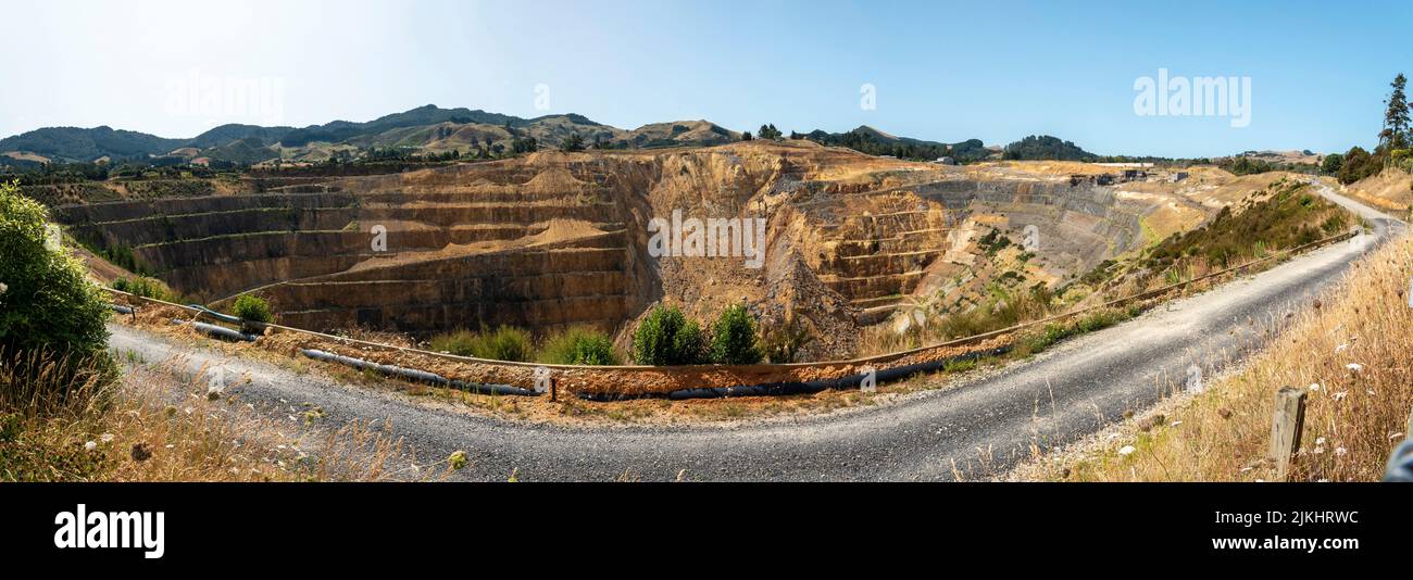Huge mining hole at Waihi gold mine in New Zealand Stock Photo - Alamy