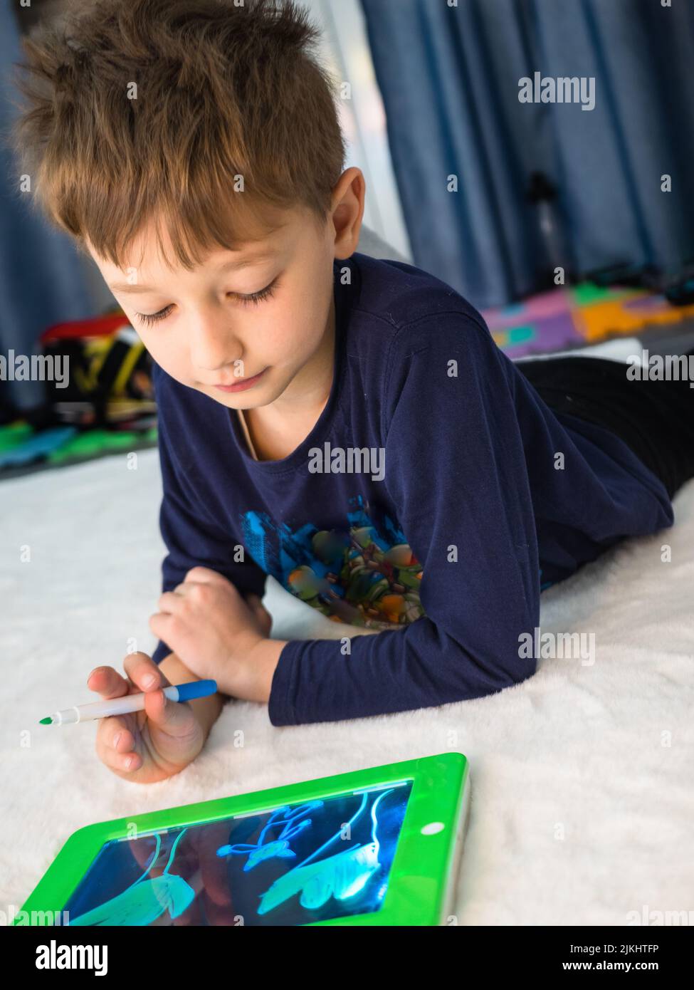 light tablet for drawing, draws with a pen on a special tablet draws ...