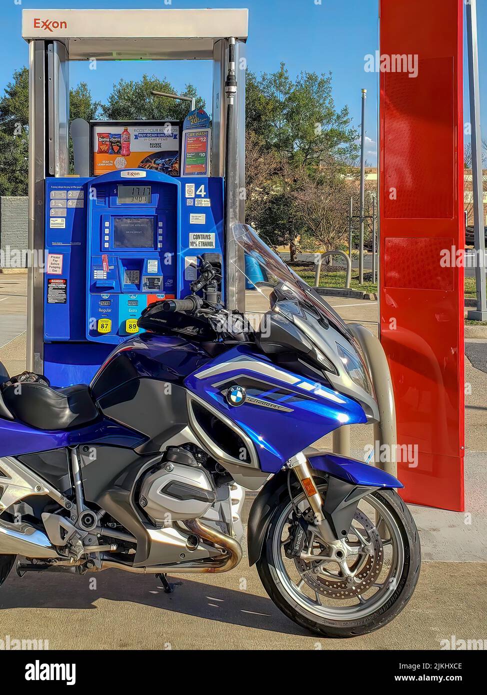 Classic gas station hi-res stock photography and images - Alamy